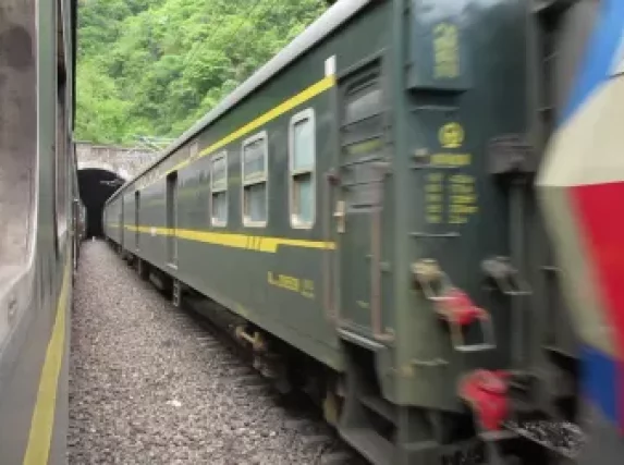 火车:6064(广元-宝鸡)次列车在宝成铁路青石崖站会让客车K1363(北京...