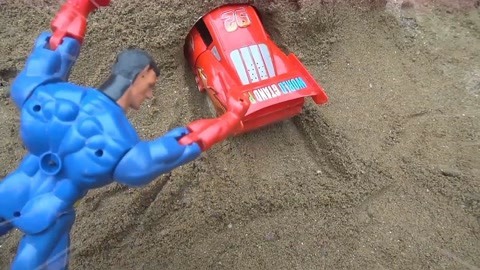 【益智卡通】我们的变形汽车被卡在了一个山洞里出不来了