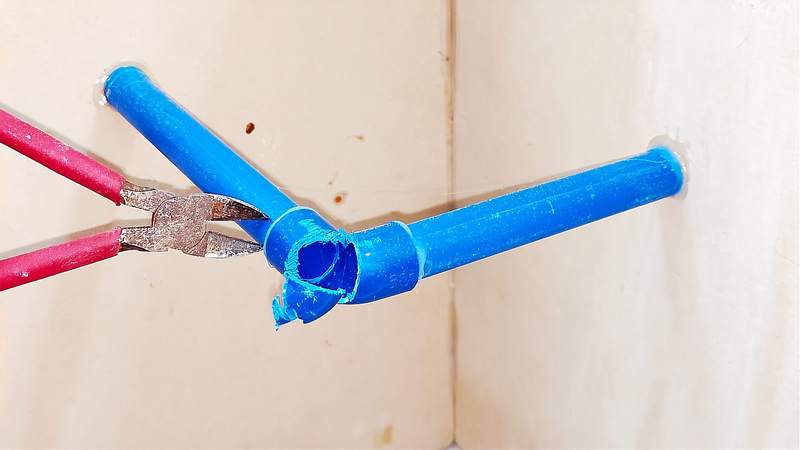 2根PVC管弯头破裂,两边同时卡住动不了怎么办?这样换弯头更简单