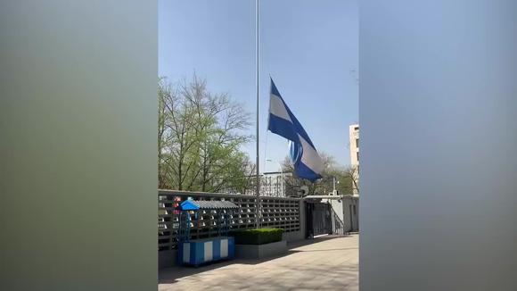 多国驻华使馆参与中国全国哀悼日活动 为中国降下半旗志哀