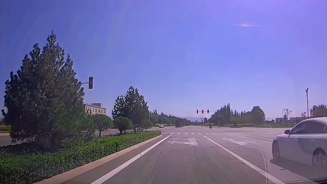 这个路口红绿灯的设置感觉让人发蒙,我这样操作不知是否正确