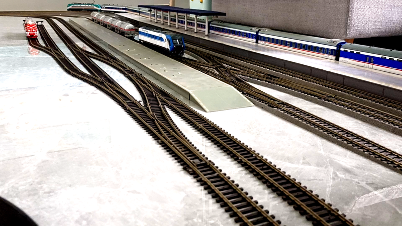 火车模型世界里的精彩441 单节DF11G内燃机车多次挂车失败