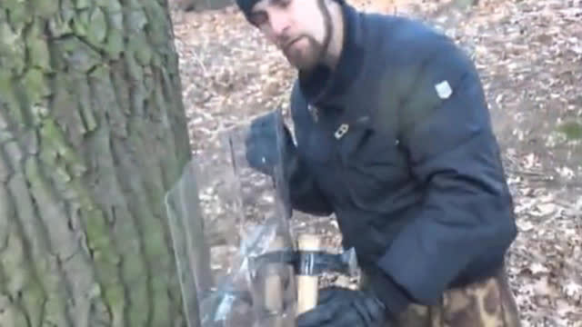 警用盾牌防御力有多强?男子测试,网友:绝对防御吧