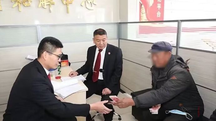 果然视频|法院终结执行12年后,莒南一老人主动"还钱"