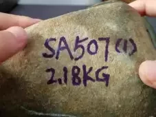 9000淘的翡翠原石, 一刀切出3条冰种手镯, 惊喜总是来得猝不及防!