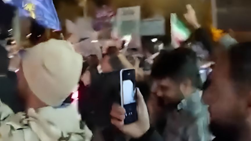 伊媒公布向以发射弹道导弹视频:伊朗民众深夜走上街头举旗观看