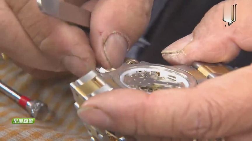 老伯摆摊维修钟表 ,一星期7天无休,一身绅士帽和西装是他的标记