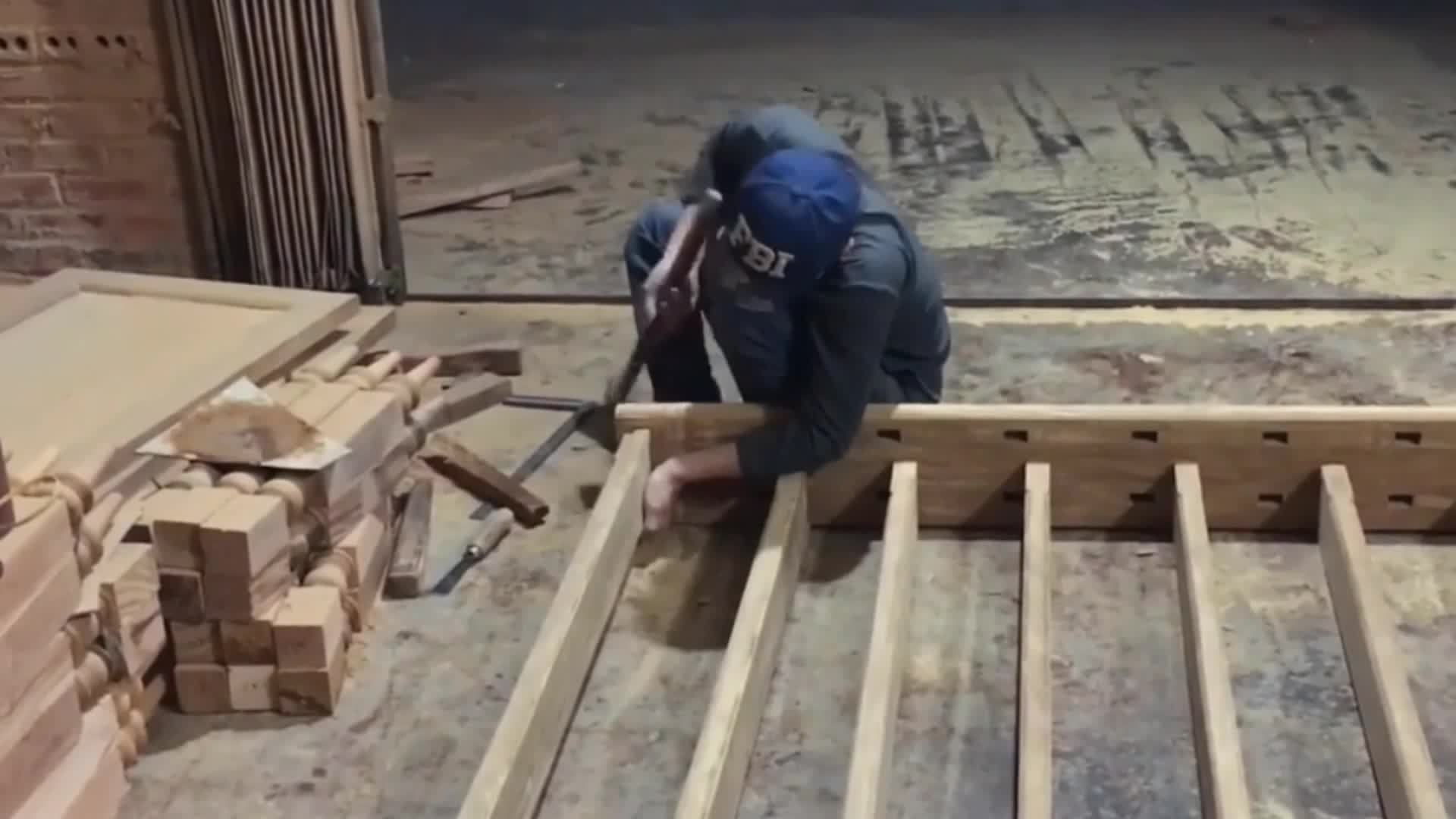 实拍家具厂木工师傅自作实木家具,这技术看起来好原始