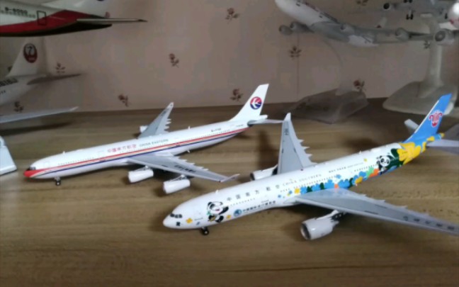 ...400比的客机模型。中国东方航空A340-300,中国南方航空A330-300。