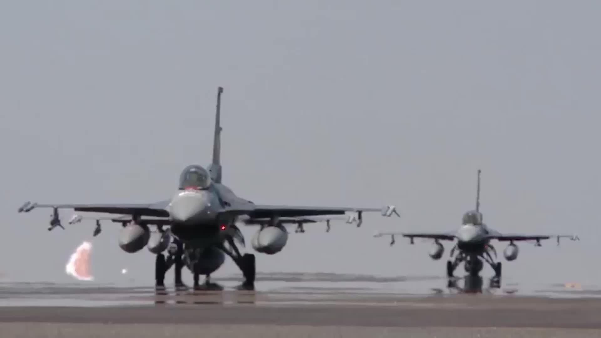 美战机在韩国坠毁,现场火光冲天,浓烟滚滚,美韩却失声