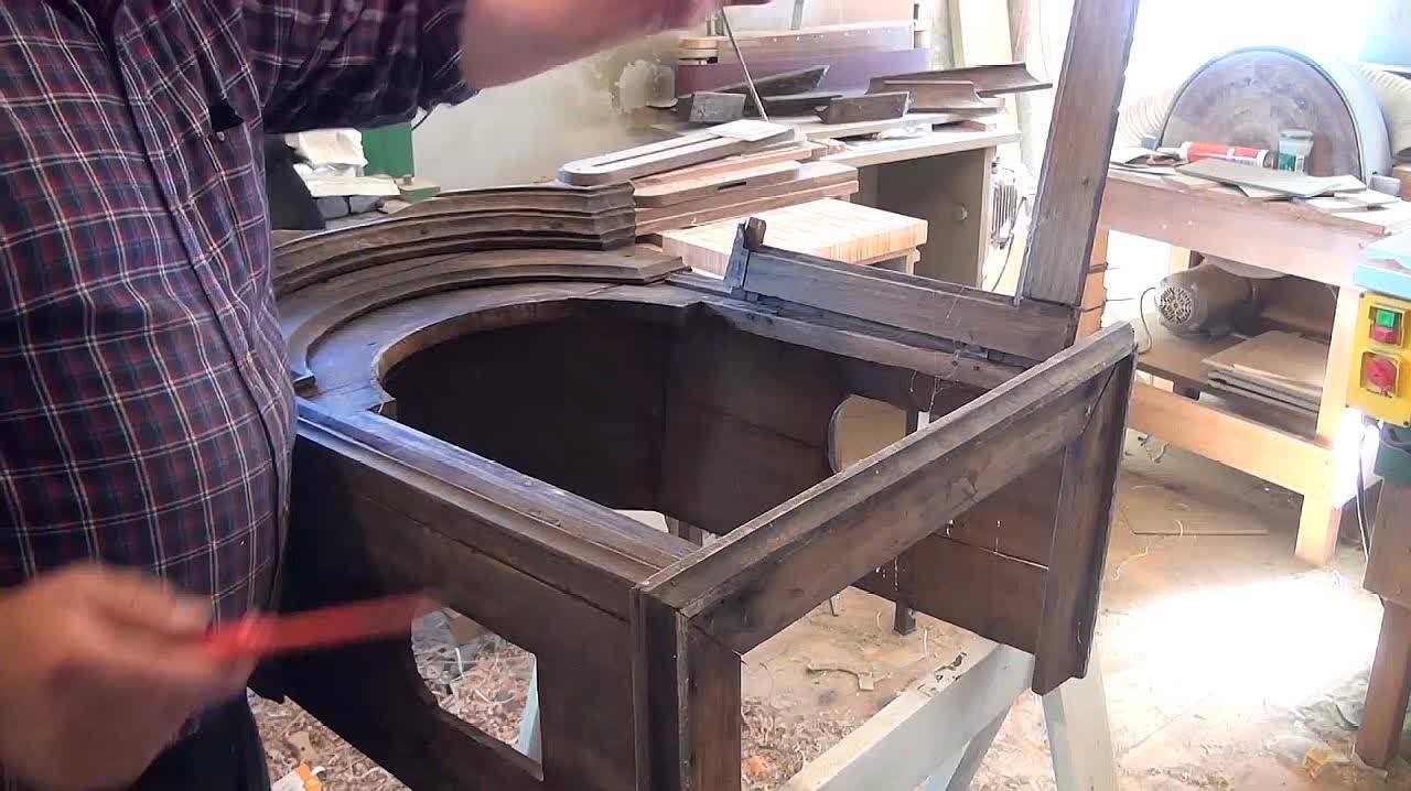 古董挂钟坏掉了-修它还得老师傅!