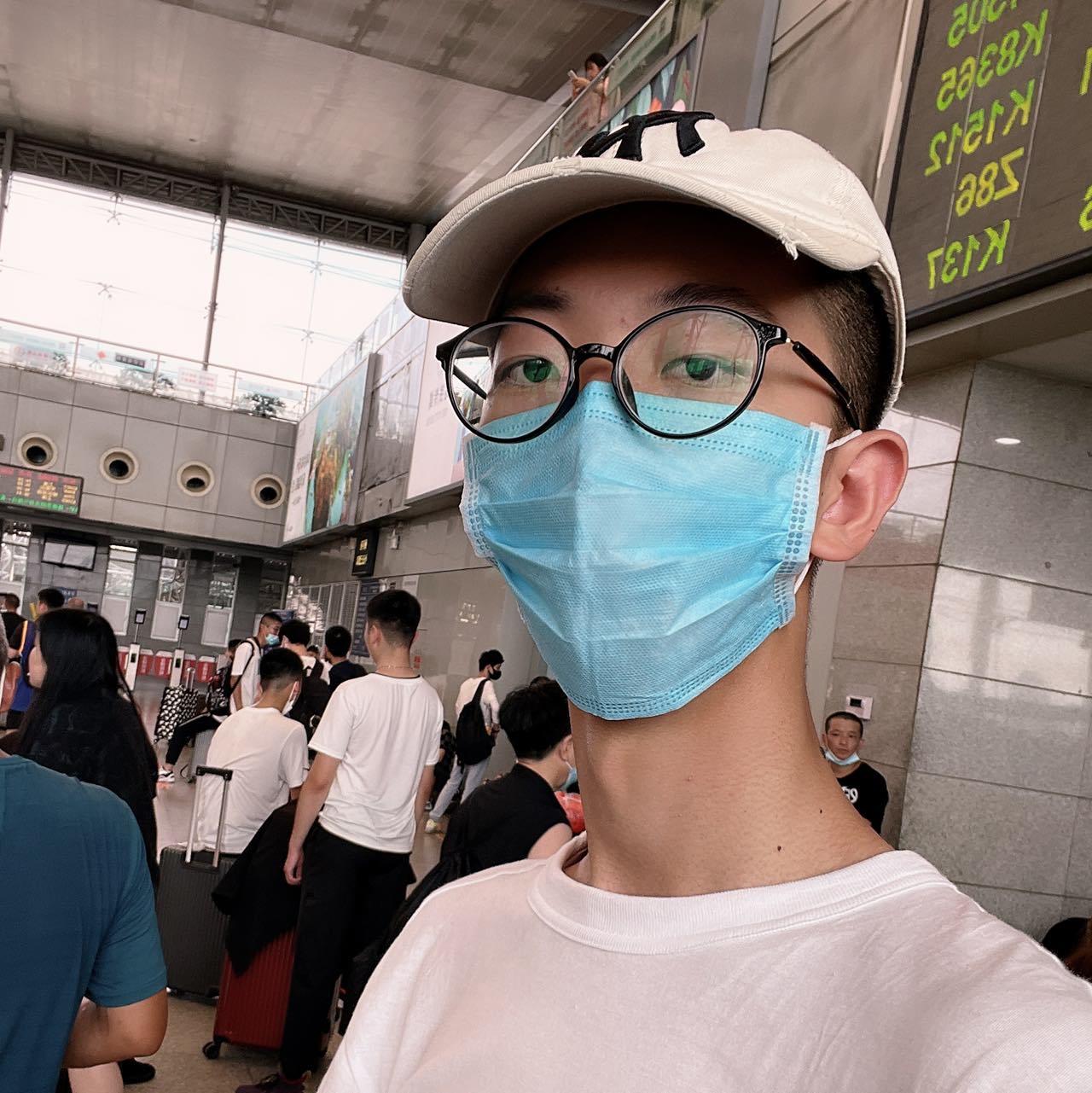 走在铁轨旁的你 