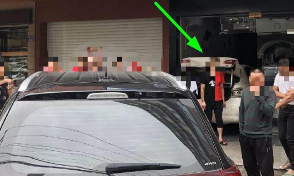 司机误将刹车踩成油门 掉头过程中连撞两车