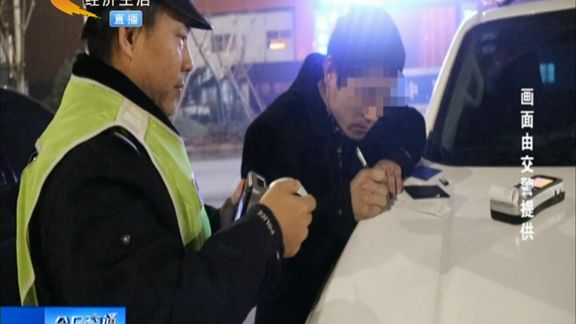 酒后开车被查,男子情绪激动自己抽耳光:我这是头一回