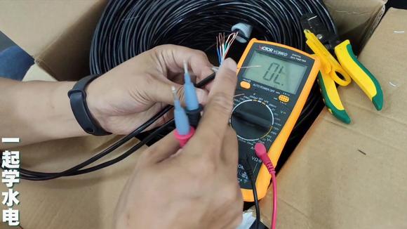 用万用表来测量网线的质量,很多师傅都在使用这个方法,简单有效