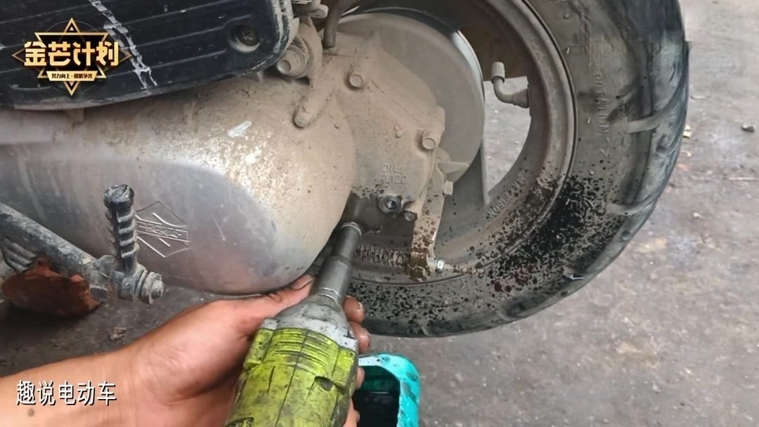 摩托车轮胎转动比较沉;检查刹车没有故障,一定要注意检查这里