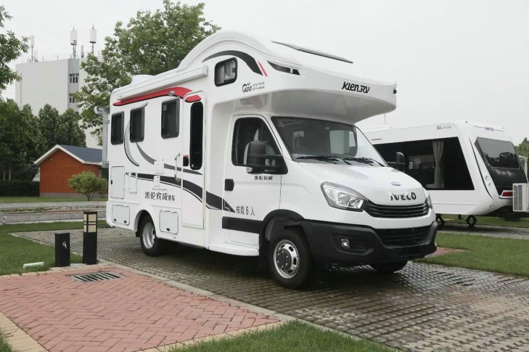 新款依维柯C型双拓展房车_感恩升级版旅居房车