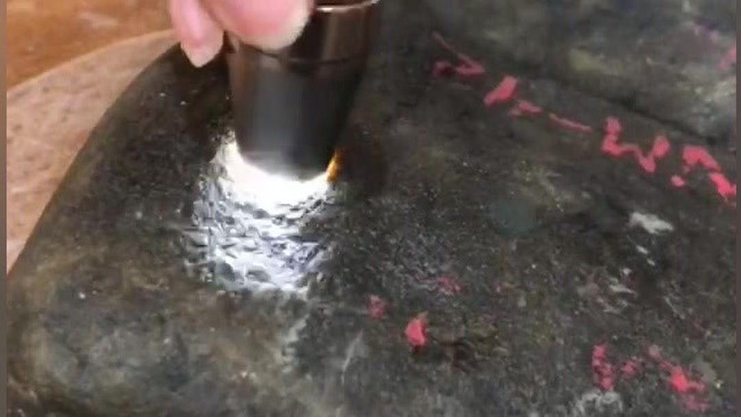 干货!看“老司机”是如何分辨能切涨的翡翠原石皮壳的!