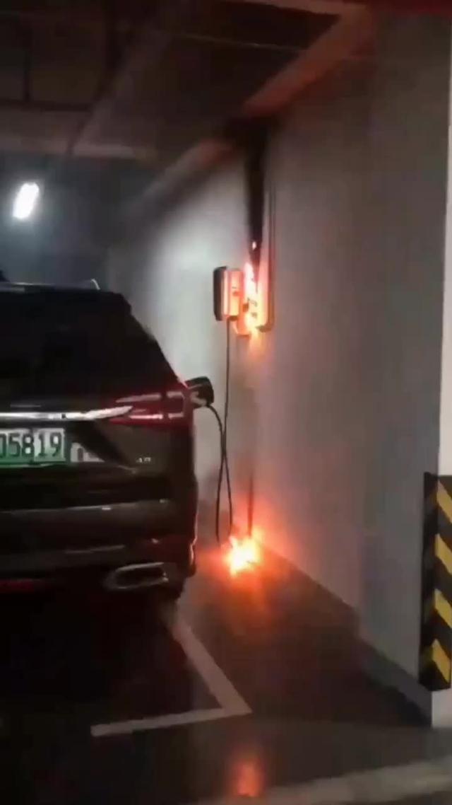 新能源汽车充电一定注意用电安全!#新能源汽车 #用电安全