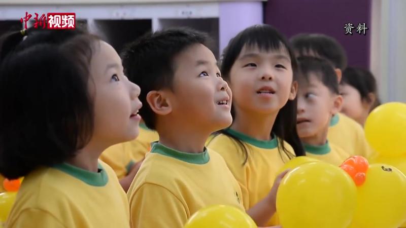 【香港教育局为学生派发国情读本】日前,香港特区政府教育局局长杨...