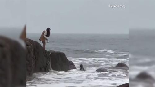 女孩海边拍照涨潮被困海中,逃离过程被海水吞没