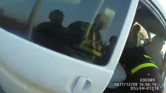 交警遇非法改装车辆 一查竟发现枪支