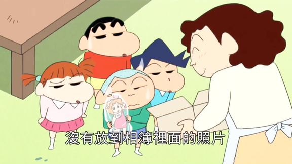 蜡笔小新:不是玩大富翁么,怎么开始翻照片了,正男很受伤
