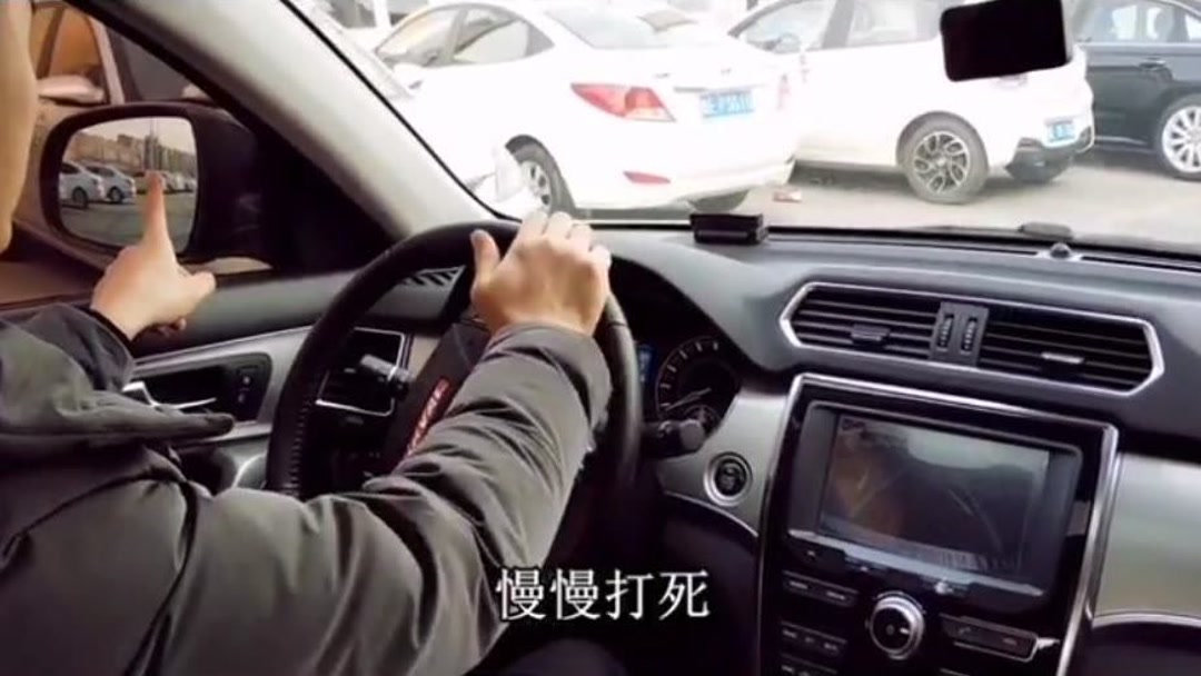 简单的倒车入库技巧,记住这两个点,你就是老司机