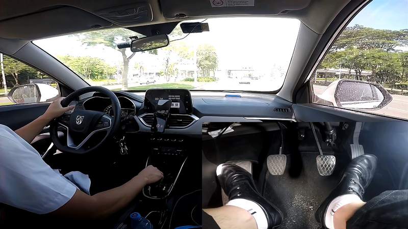 手动挡变道和超车操作技巧,判断时机车距是关键…