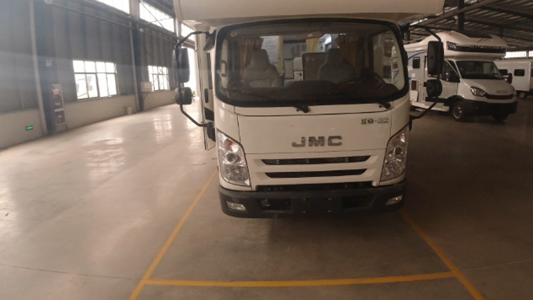 江铃自动挡轻卡C型房车驾驶室介绍