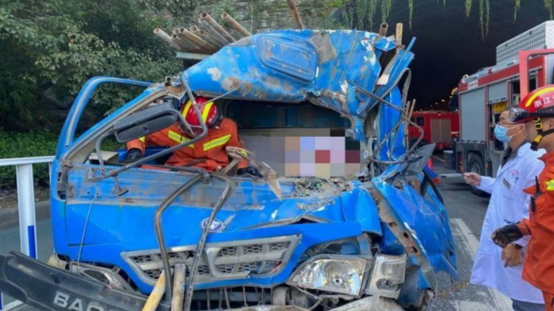 突发! 浙江两货车相撞,小货车头部变形严重,驾驶员当场死亡