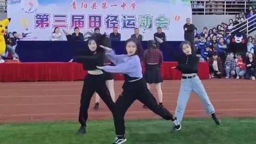 学校运动会,小姐姐跳防弹少年团的舞蹈,紫衣服跳的太帅了