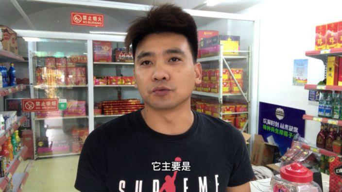 小伙动手能力强,自己维修自动门,网友:小伙,你挺能啊!