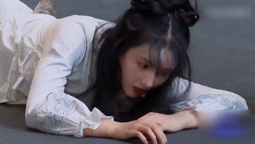 创3“戏精”上演《还珠格格》,王艺瑾嬷嬷扎针刘些宁格格,画风太搞怪