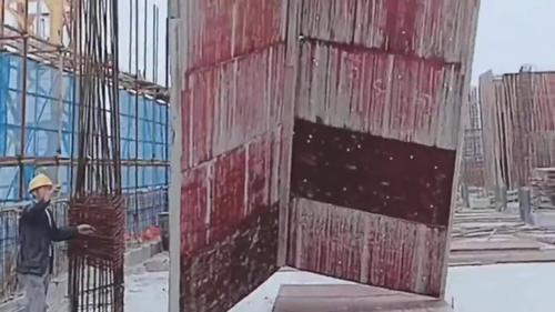 装修师傅为了减轻工作量,直接用模板制作的房顶!