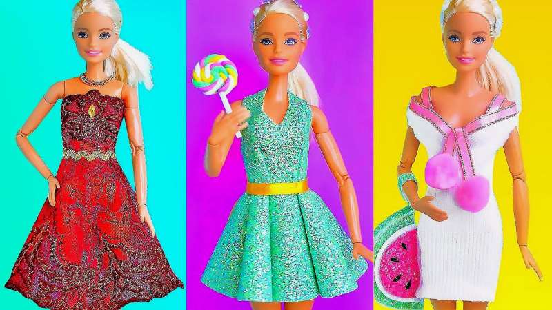 哇!芭比娃娃新定制的衣服做好了,看起来很大方漂亮!