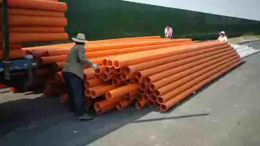 道正牌mpp电力管、cpvc电力管工地卸车