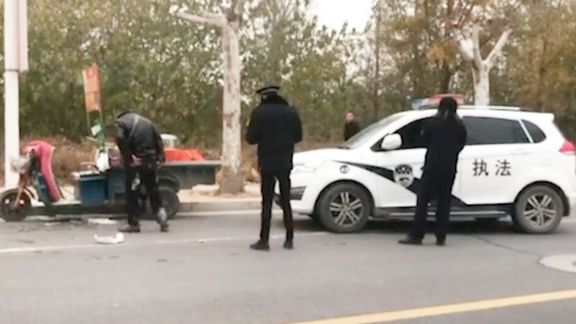 河南:城管执法车劝阻小贩发生剐蹭致烫伤 城管方还原事发细节