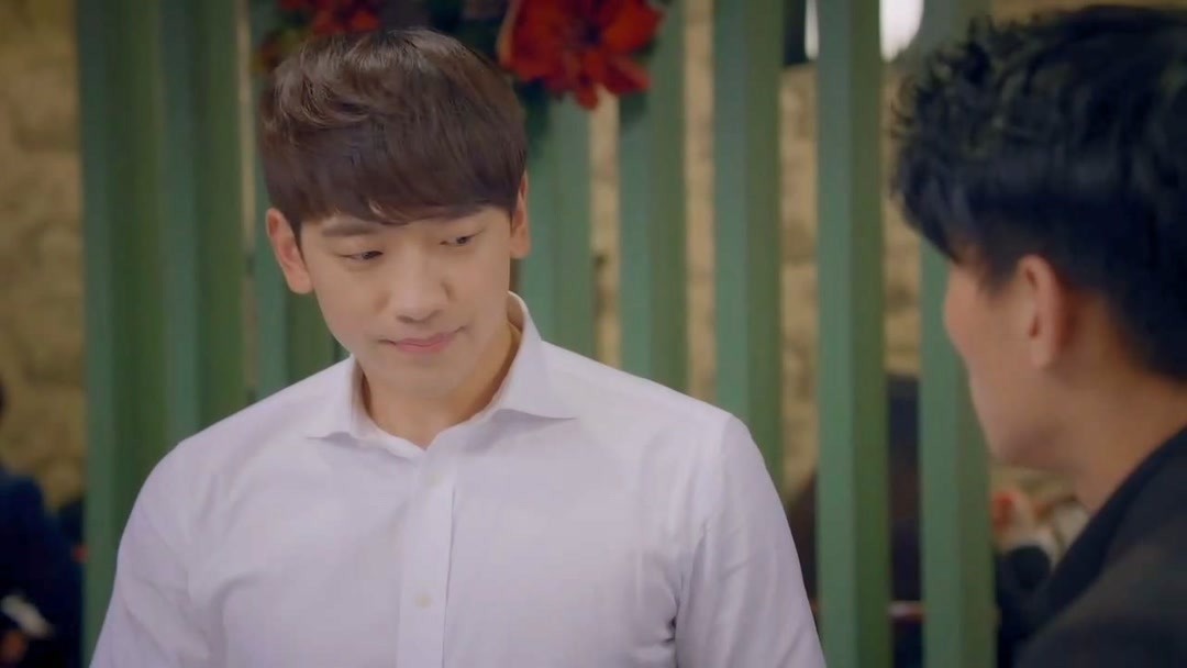 韩国帅哥当服务员,由于太过帅气,竟让被花痴搭讪