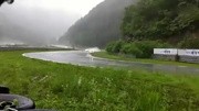 赛车失控撞击摄影师 标清