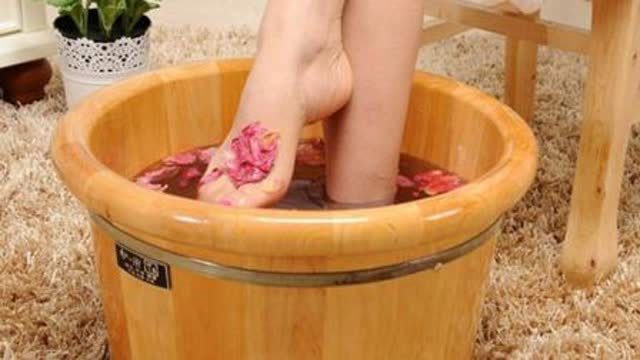 用艾叶泡脚,可以祛寒湿