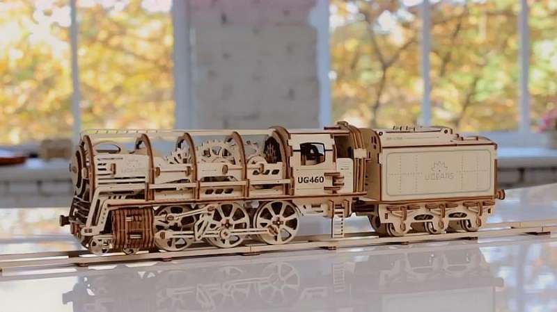 牛人打造了一辆木制的蒸汽机车,本以为很普通,它一启动就服了!