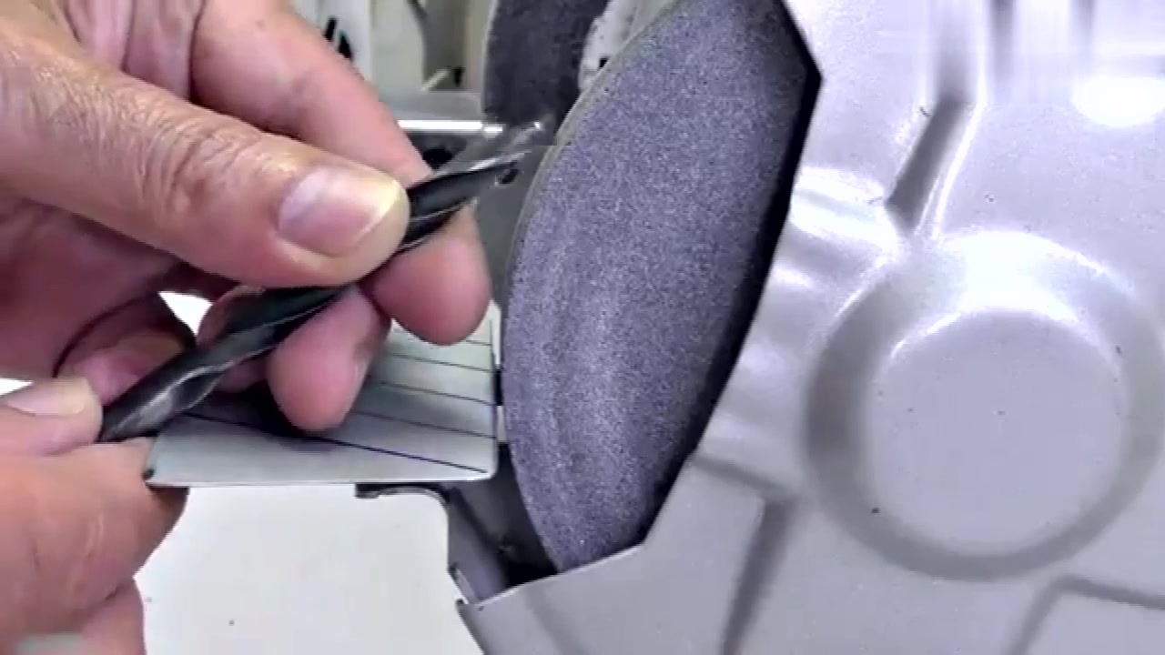 这才是正确的磨钻头方式,可不是随便磨一下就行