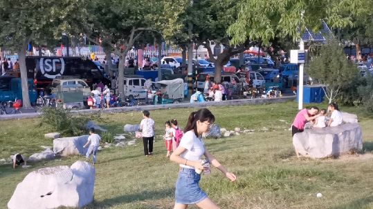 又是一天放学时,学校门口像赶大集一样!