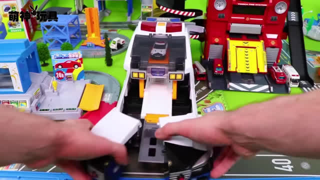 变形汽车太酷了,这辆汽车可以变身成指挥中心