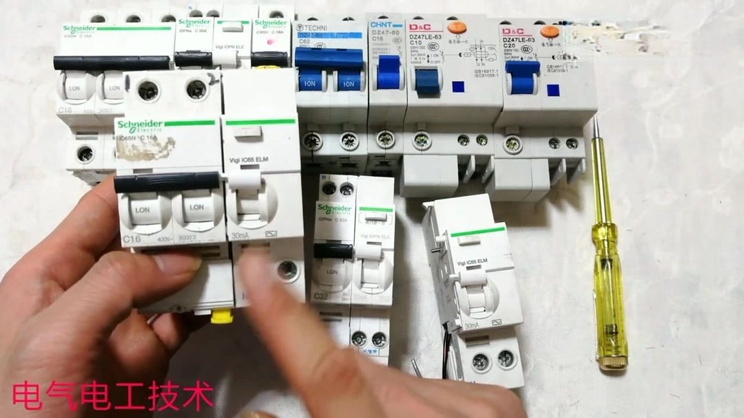 漏电开关坏了,先别急着扔,老电工教你换个零件,又可以再用3年