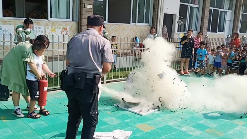 消防安全从娃娃抓起 幼儿园交孩子灭火器如何使用