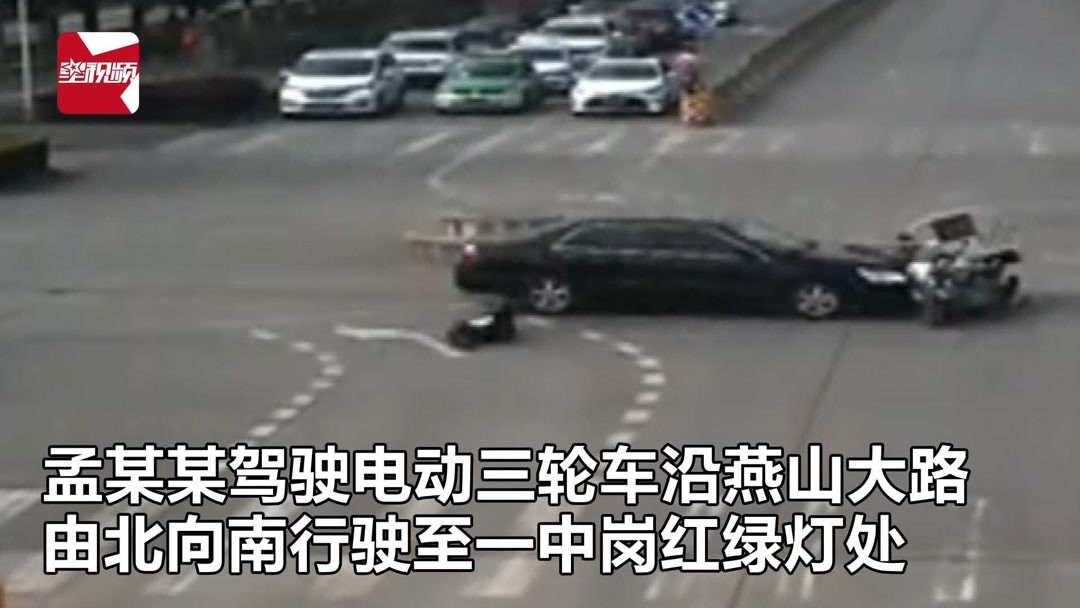 唐山一男子驾驶摩托车闯红灯被撞飞数十米,交警:全责