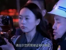 富二代开车违规被拦,交警要求罚款,怎料下一幕让交警傻眼!