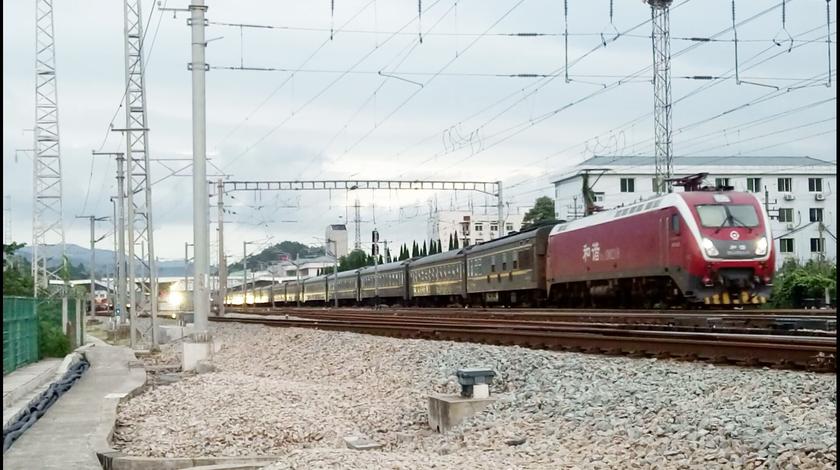 晚点两个小时的T128次列车从京九铁路赣州站发出